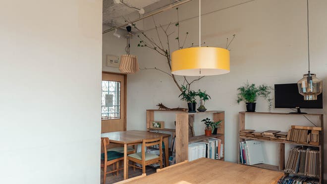 【枚方公園駅徒歩4分】木のぬくもりと緑を感じるカフェスペースの写真3
