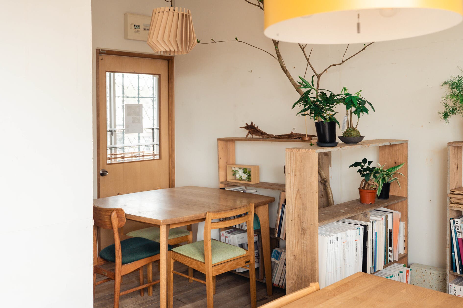 【枚方公園駅徒歩4分】木のぬくもりと緑を感じるカフェスペースの写真4