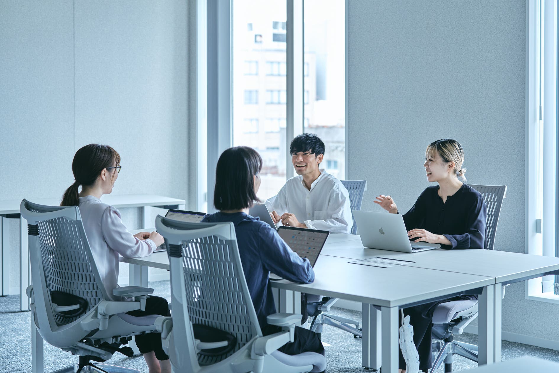 福井駅徒歩2分、12名会議室。プロジェクター・大型モニター完備、セミナーや研修にも最適な広々空間の写真2