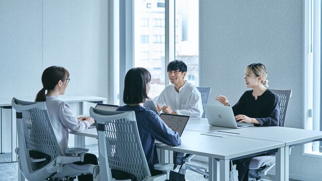 福井駅徒歩2分、12名会議室。プロジェクター・大型モニター完備、セミナーや研修にも最適な広々空間の写真2