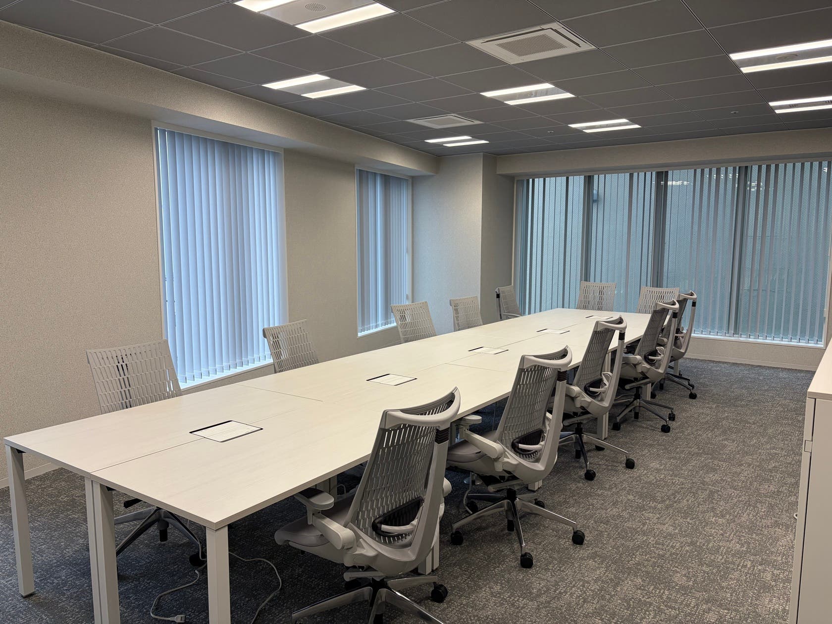 福井駅徒歩2分、12名会議室。プロジェクター・大型モニター完備、セミナーや研修にも最適な広々空間の写真3