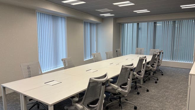 福井駅徒歩2分、12名会議室。プロジェクター・大型モニター完備、セミナーや研修にも最適な広々空間の写真3