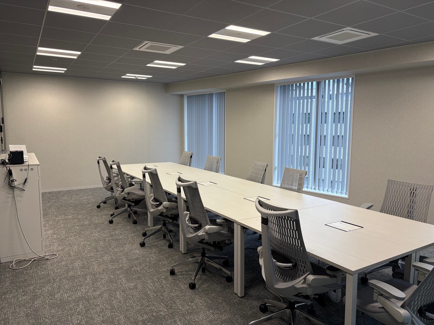 福井駅徒歩2分、12名会議室。プロジェクター・大型モニター完備、セミナーや研修にも最適な広々空間の写真4