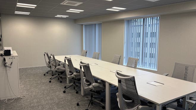 福井駅徒歩2分、12名会議室。プロジェクター・大型モニター完備、セミナーや研修にも最適な広々空間の写真4