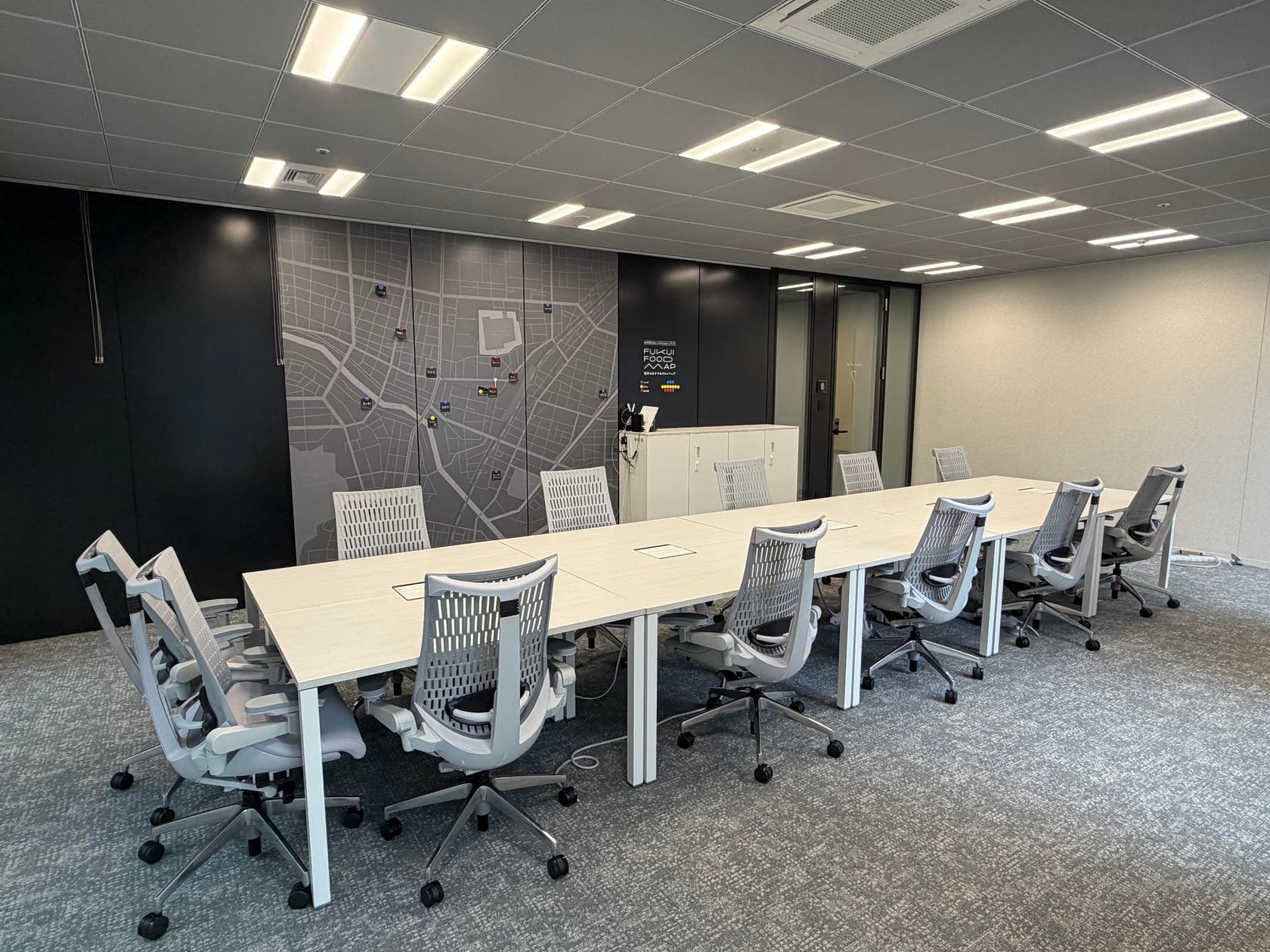 福井駅徒歩2分、12名会議室。プロジェクター・大型モニター完備、セミナーや研修にも最適な広々空間の写真1
