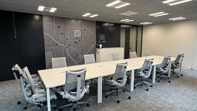 福井駅徒歩2分、12名会議室。プロジェクター・大型モニター完備、セミナーや研修にも最適な広々空間の写真1