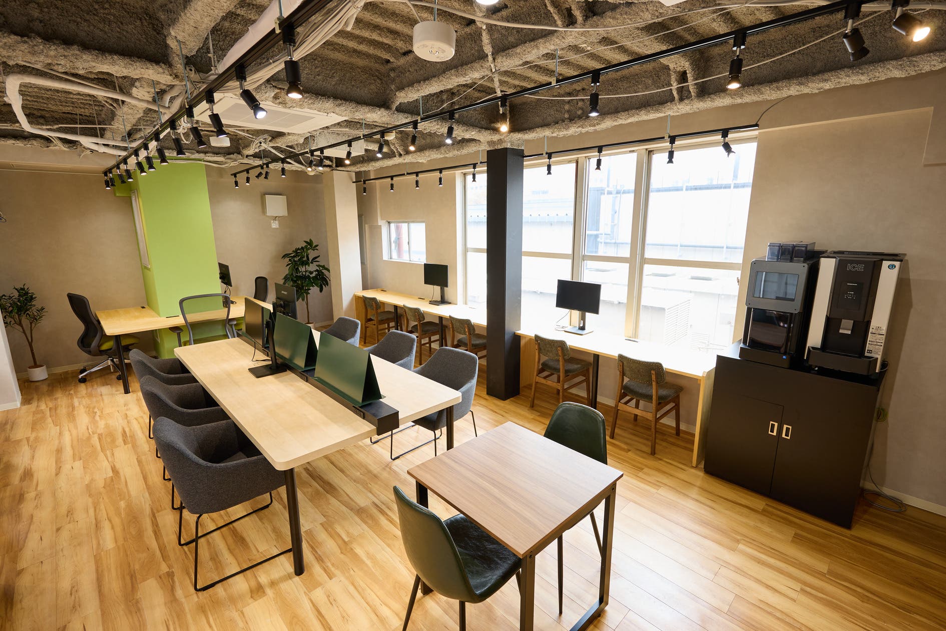 【2階】御茶ノ水駅徒歩1分、モニター、高級オフィスチェア、Web会議用個室ありの作業カフェ。オフィス以上の作業環境があります。の写真1