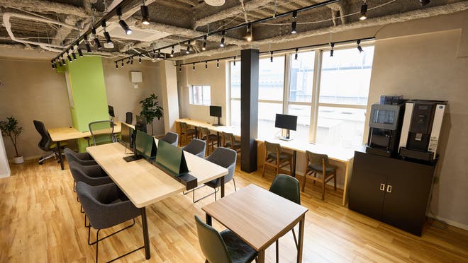 【2階】御茶ノ水駅徒歩1分、モニター、高級オフィスチェア、Web会議用個室ありの作業カフェ。オフィス以上の作業環境があります。の写真1