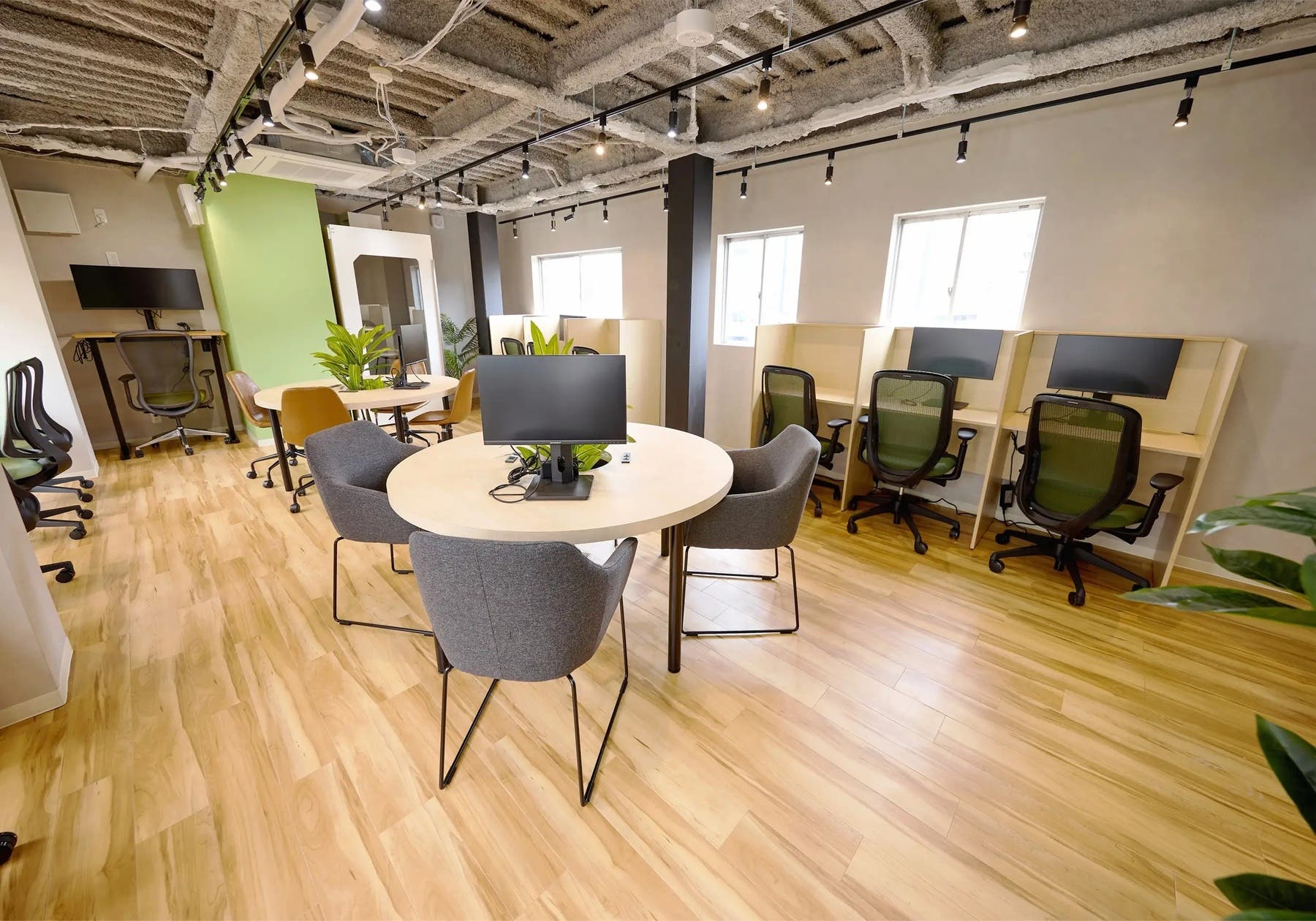 【2階】御茶ノ水駅徒歩1分、モニター、高級オフィスチェア、Web会議用個室ありの作業カフェ。オフィス以上の作業環境があります。の写真2