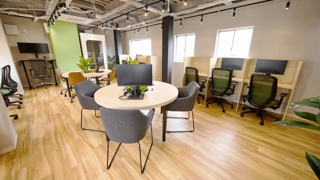 【2階】御茶ノ水駅徒歩1分、モニター、高級オフィスチェア、Web会議用個室ありの作業カフェ。オフィス以上の作業環境があります。の写真2