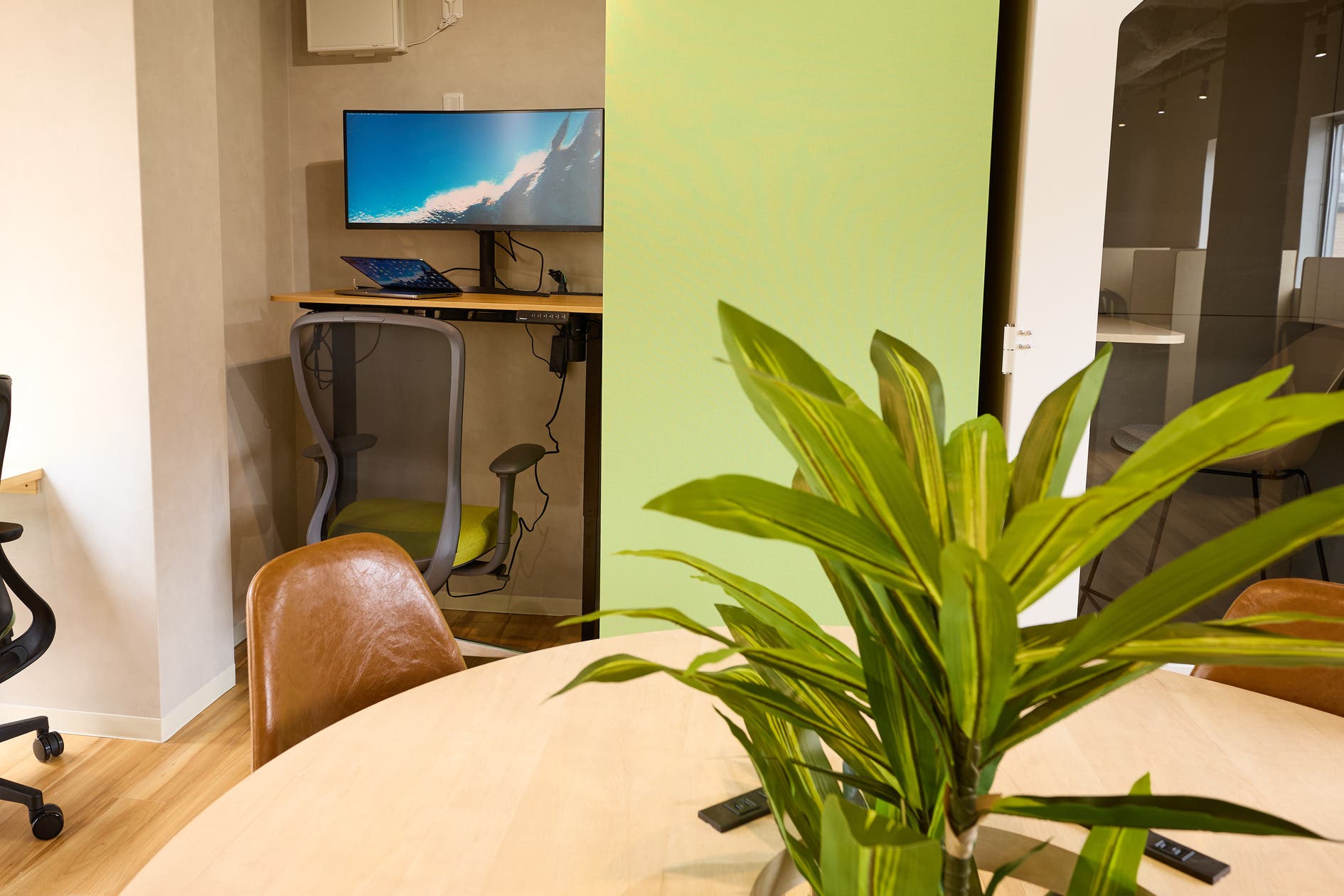 【2階】御茶ノ水駅徒歩1分、モニター、高級オフィスチェア、Web会議用個室ありの作業カフェ。オフィス以上の作業環境があります。の写真3