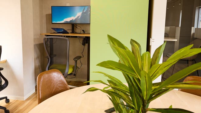 【2階】御茶ノ水駅徒歩1分、モニター、高級オフィスチェア、Web会議用個室ありの作業カフェ。オフィス以上の作業環境があります。の写真3