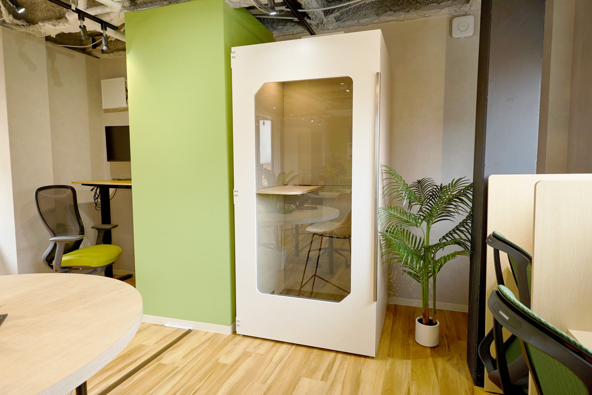 【2階】御茶ノ水駅徒歩1分、モニター、高級オフィスチェア、Web会議用個室ありの作業カフェ。オフィス以上の作業環境があります。の写真5