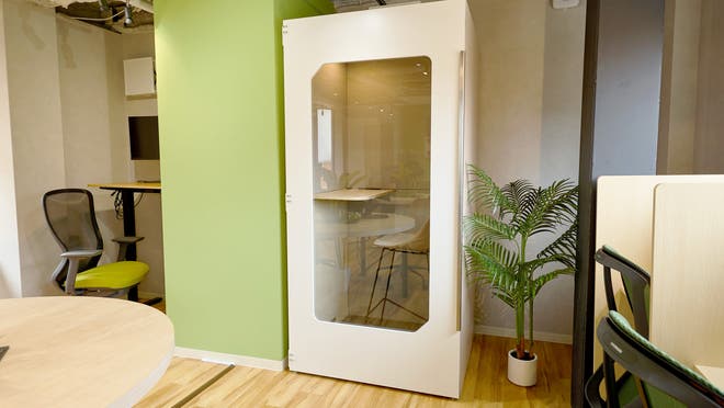 【2階】御茶ノ水駅徒歩1分、モニター、高級オフィスチェア、Web会議用個室ありの作業カフェ。オフィス以上の作業環境があります。の写真5