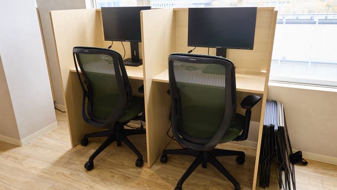 【2階】御茶ノ水駅徒歩1分、モニター、高級オフィスチェア、Web会議用個室ありの作業カフェ。オフィス以上の作業環境があります。の写真7