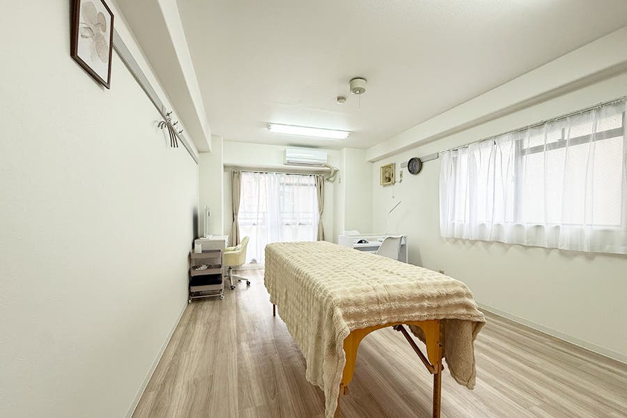 【堺東駅徒歩5分】New Open✨ネイル・エステに必要な備品がそろったプライベートサロン｜マッサージベッド・ネイルテーブル完備の写真3