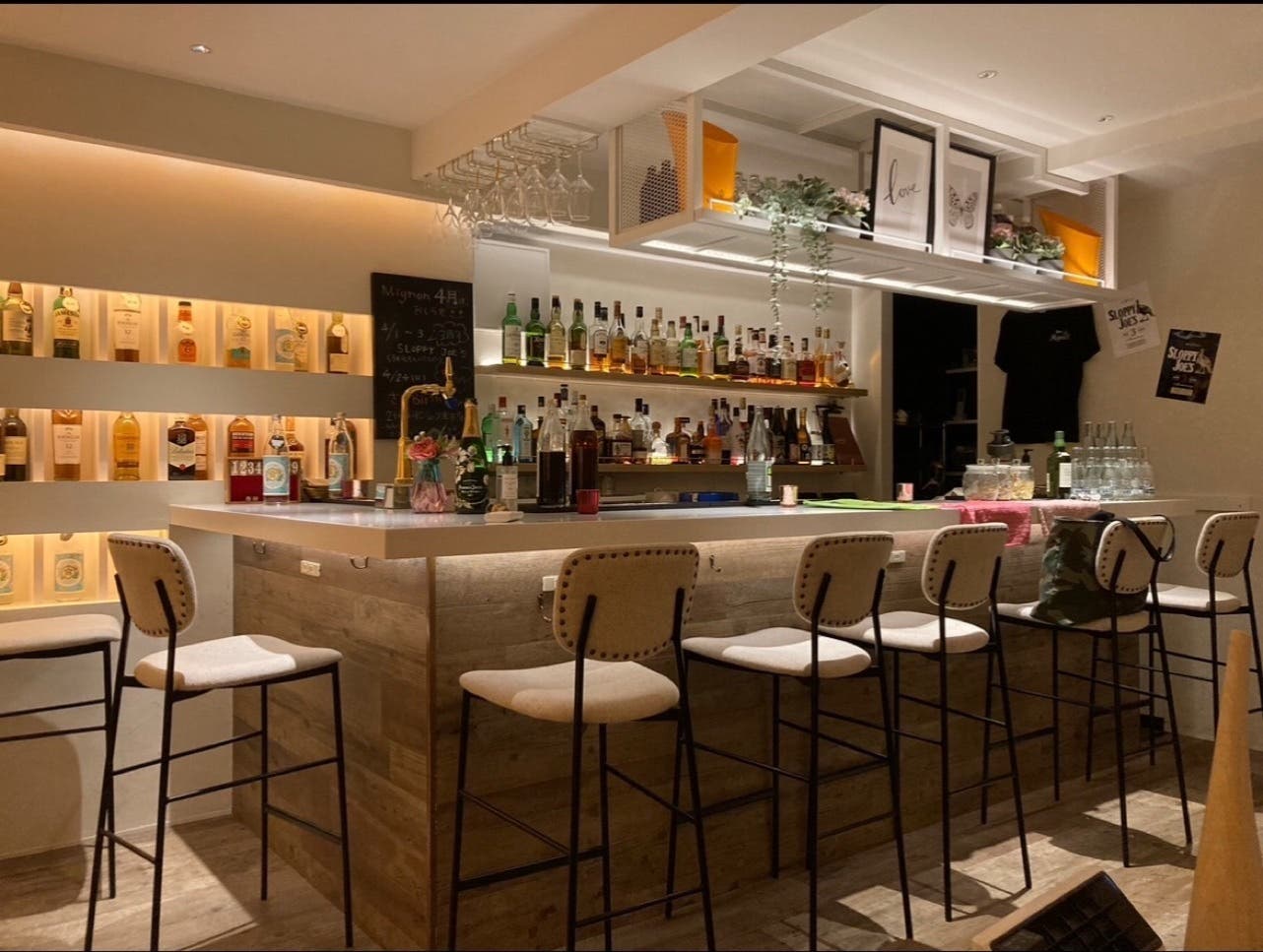 経堂駅徒歩2分‼️白を基調としたカジュアルBar。の写真1