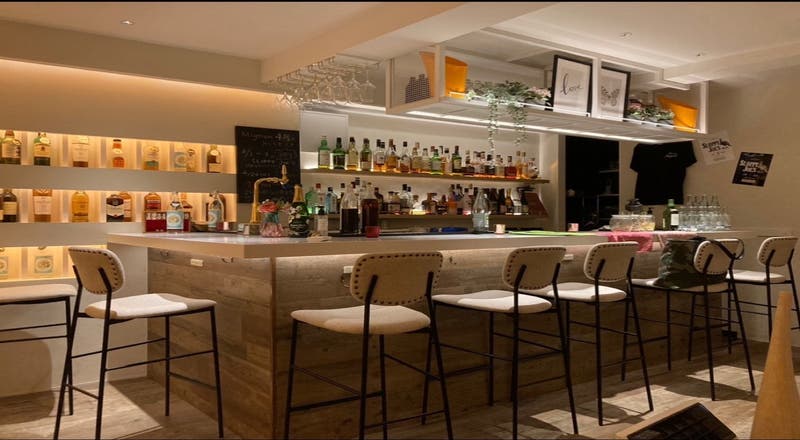 経堂駅徒歩2分‼️白を基調としたカジュアルBar。