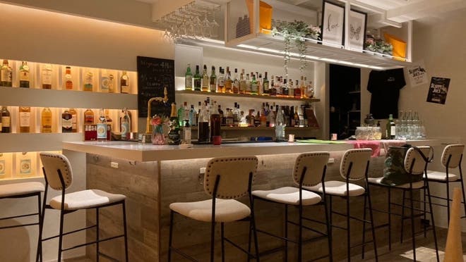 経堂駅徒歩2分‼️白を基調としたカジュアルBar。の写真1