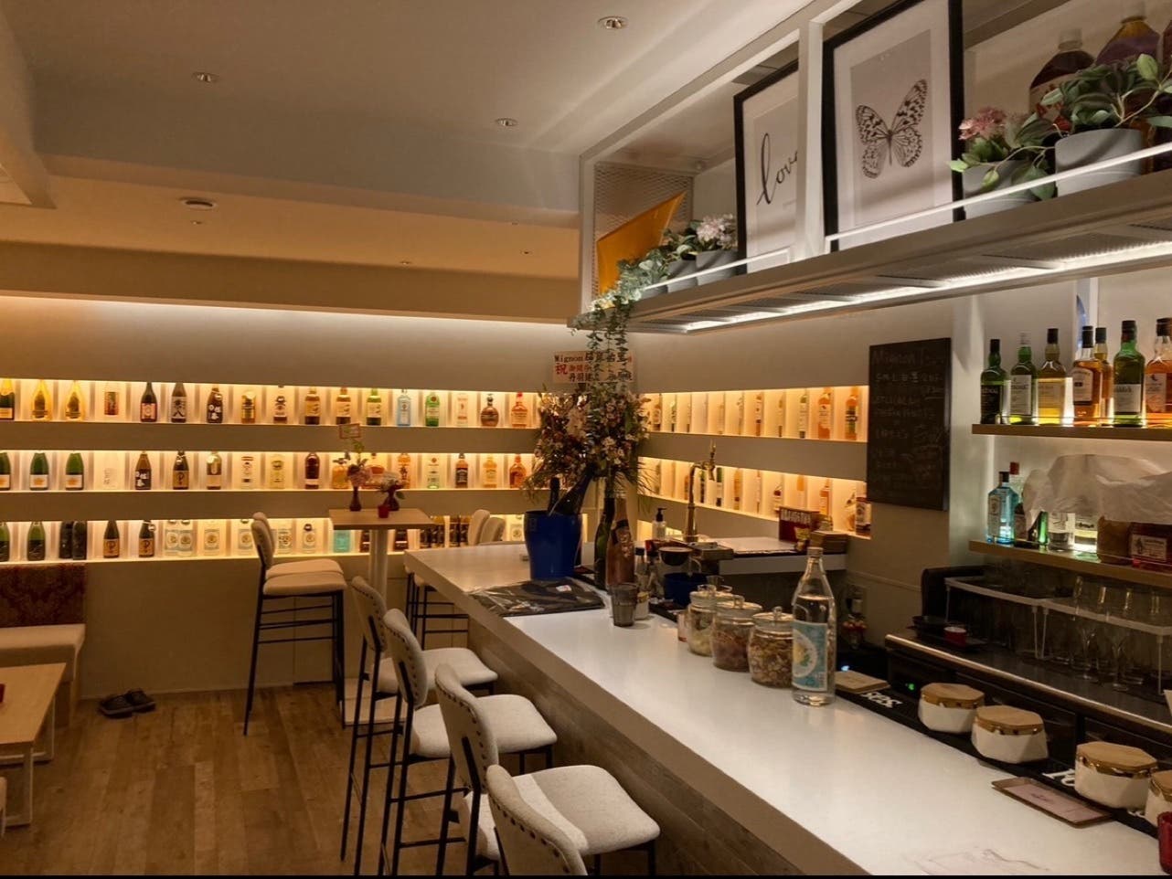 経堂駅徒歩2分‼️白を基調としたカジュアルBar。の写真2