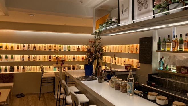 経堂駅徒歩2分‼️白を基調としたカジュアルBar。の写真2