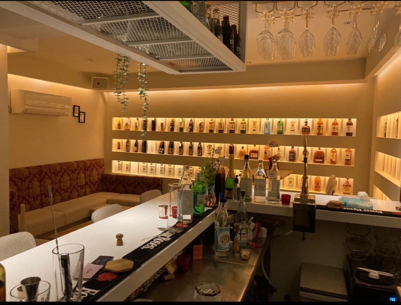 経堂駅徒歩2分‼️白を基調としたカジュアルBar。の写真3