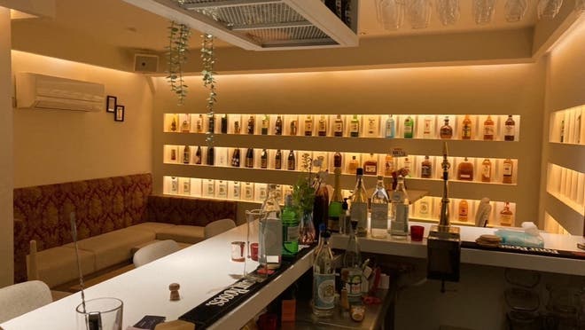 経堂駅徒歩2分‼️白を基調としたカジュアルBar。の写真3