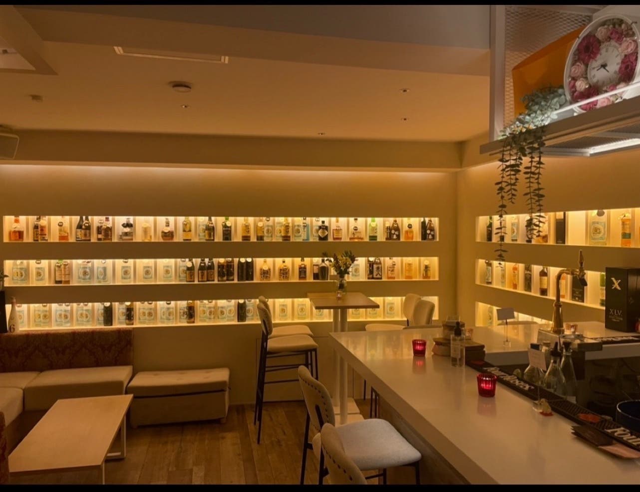 経堂駅徒歩2分‼️白を基調としたカジュアルBar。の写真4