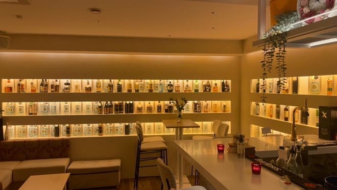 経堂駅徒歩2分‼️白を基調としたカジュアルBar。の写真4