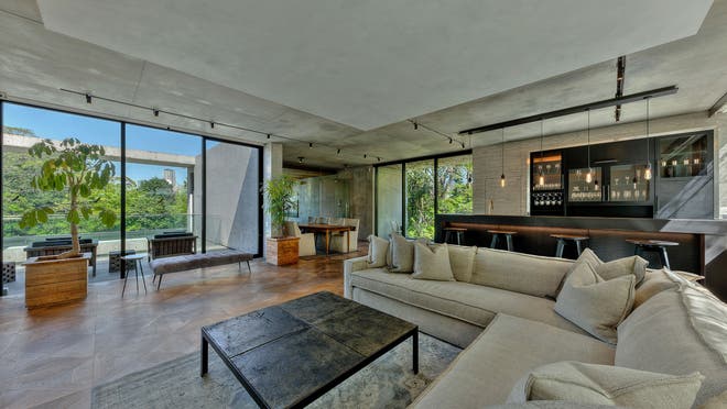 【表参道】オフサイトミーティング・交流会利用多数! プロジェクター完備でプレゼンや勉強会・研修などでご利用いただいております。の写真1