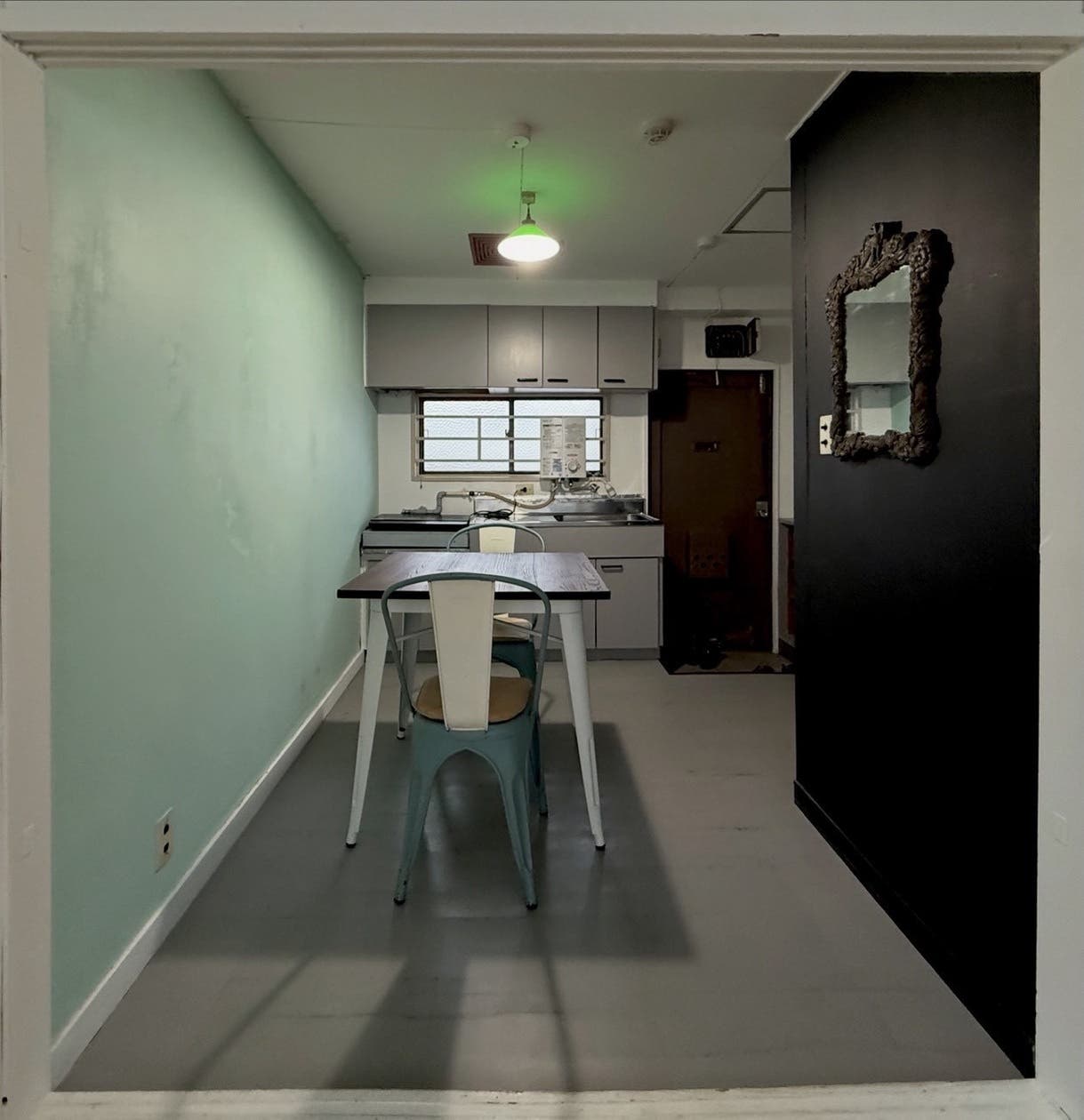 自然光の入るシンプル空間｜撮影・打ち合わせ・作業に｜東柳ケ瀬・美殿町の写真1