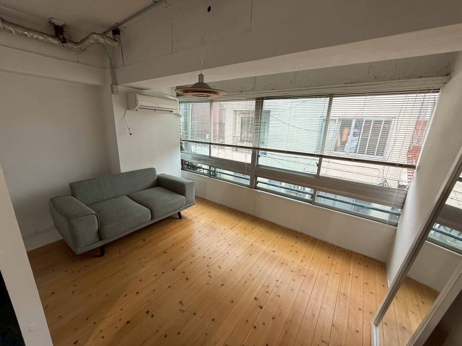 自然光の入るシンプル空間｜撮影・打ち合わせ・作業に｜東柳ケ瀬・美殿町の写真2