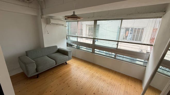 自然光の入るシンプル空間|撮影・打ち合わせ・作業に|東柳ケ瀬・美殿町の写真2