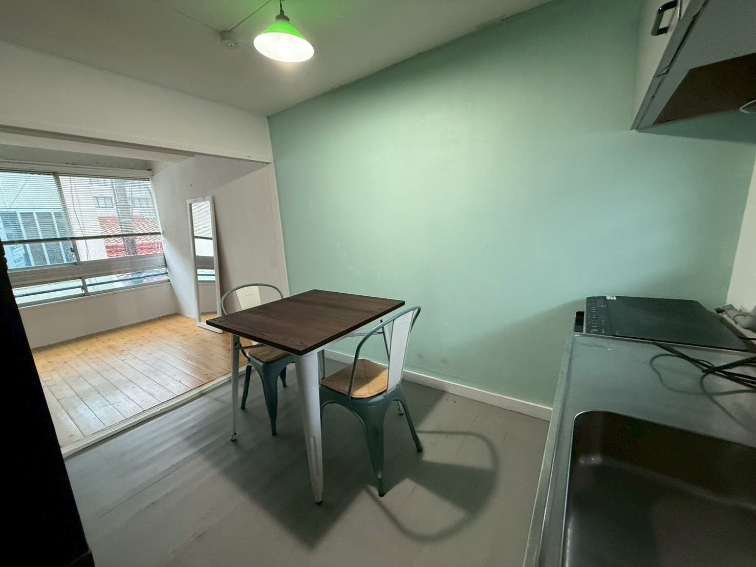 自然光の入るシンプル空間｜撮影・打ち合わせ・作業に｜東柳ケ瀬・美殿町の写真3