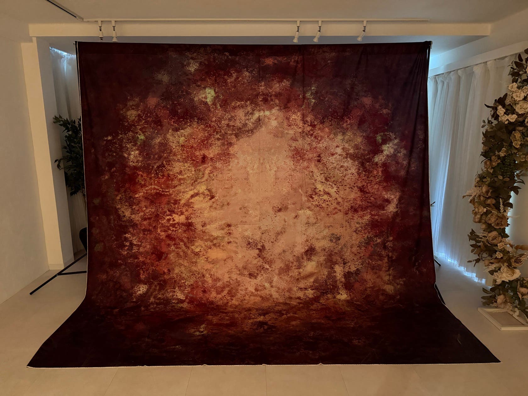 【中野新橋駅徒歩1分】自然光、完全暗室可能、多数の背景布、アンティーク家具・アーティシャルフラワーの充実した撮影スタジオの写真21