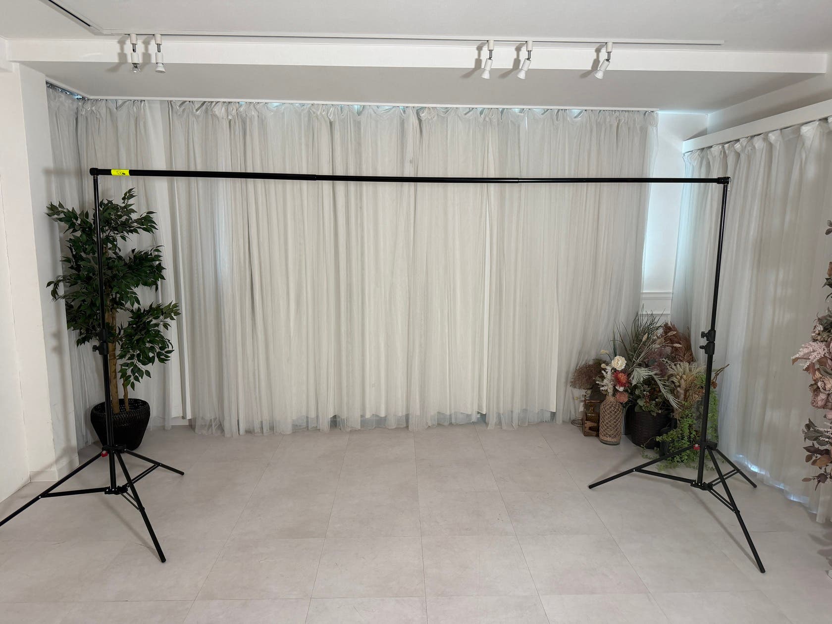 【中野新橋駅徒歩1分】自然光、完全暗室可能、多数の背景布、アンティーク家具・アーティシャルフラワーの充実した撮影スタジオの写真22