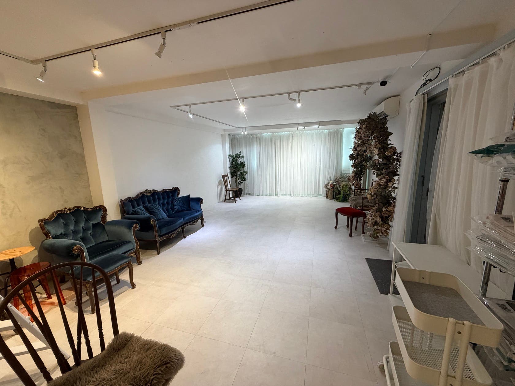 【中野新橋駅徒歩1分】自然光、完全暗室可能、多数の背景布、アンティーク家具・アーティシャルフラワーの充実した撮影スタジオの写真27