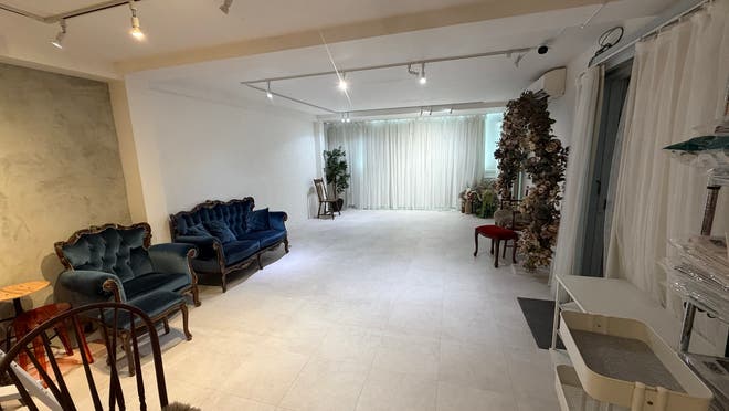 【中野新橋駅徒歩1分】自然光、完全暗室可能、多数の背景布、アンティーク家具・アーティシャルフラワーの充実した撮影スタジオの写真27