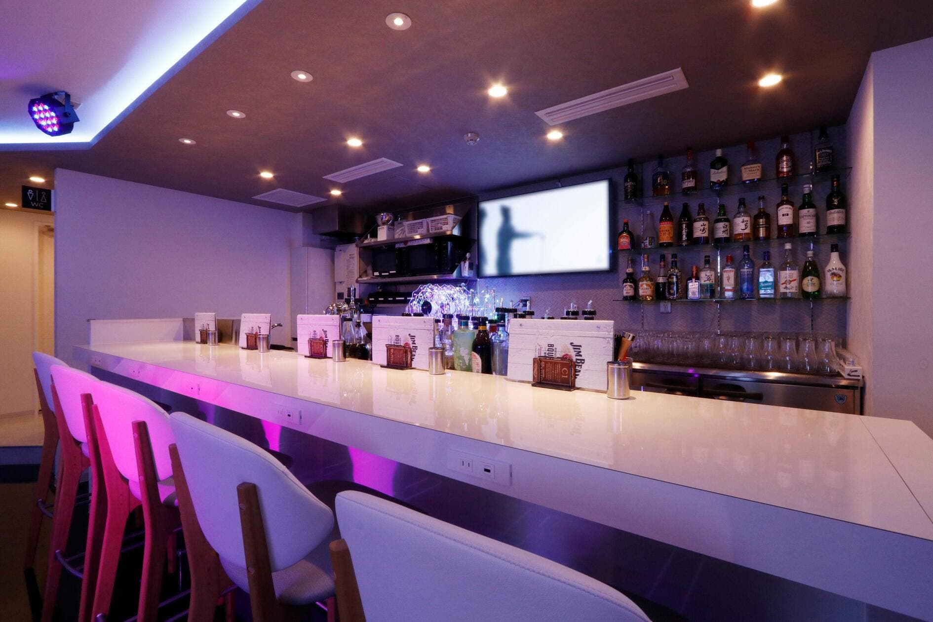 新宿貸切｜ダーツ4台・DJブース完備｜打ち上げ・二次会｜最大70名の写真1