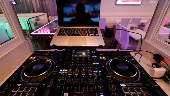 新宿貸切|ダーツ4台・DJブース完備|打ち上げ・二次会|最大70名の写真4