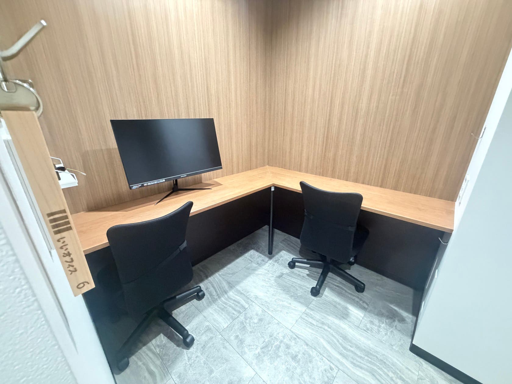 【柏駅から徒歩1分】モニター・フリードリンク付き2名個室（ブース6）の写真1