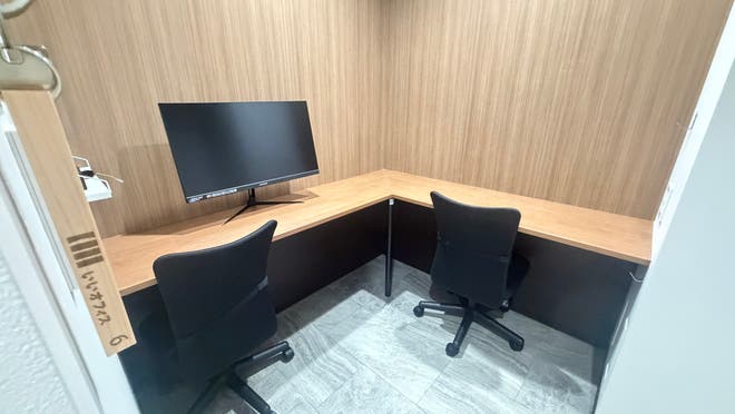 【柏駅から徒歩1分】モニター・フリードリンク付き2名個室(ブース6)の写真1