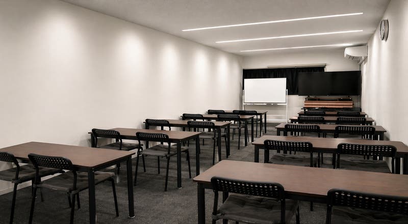 【三ノ宮駅から近い！設備全て無料！】会議・セミナー・研修・商談・最大30名＋Wi-Fi・65インチTVモニター完備