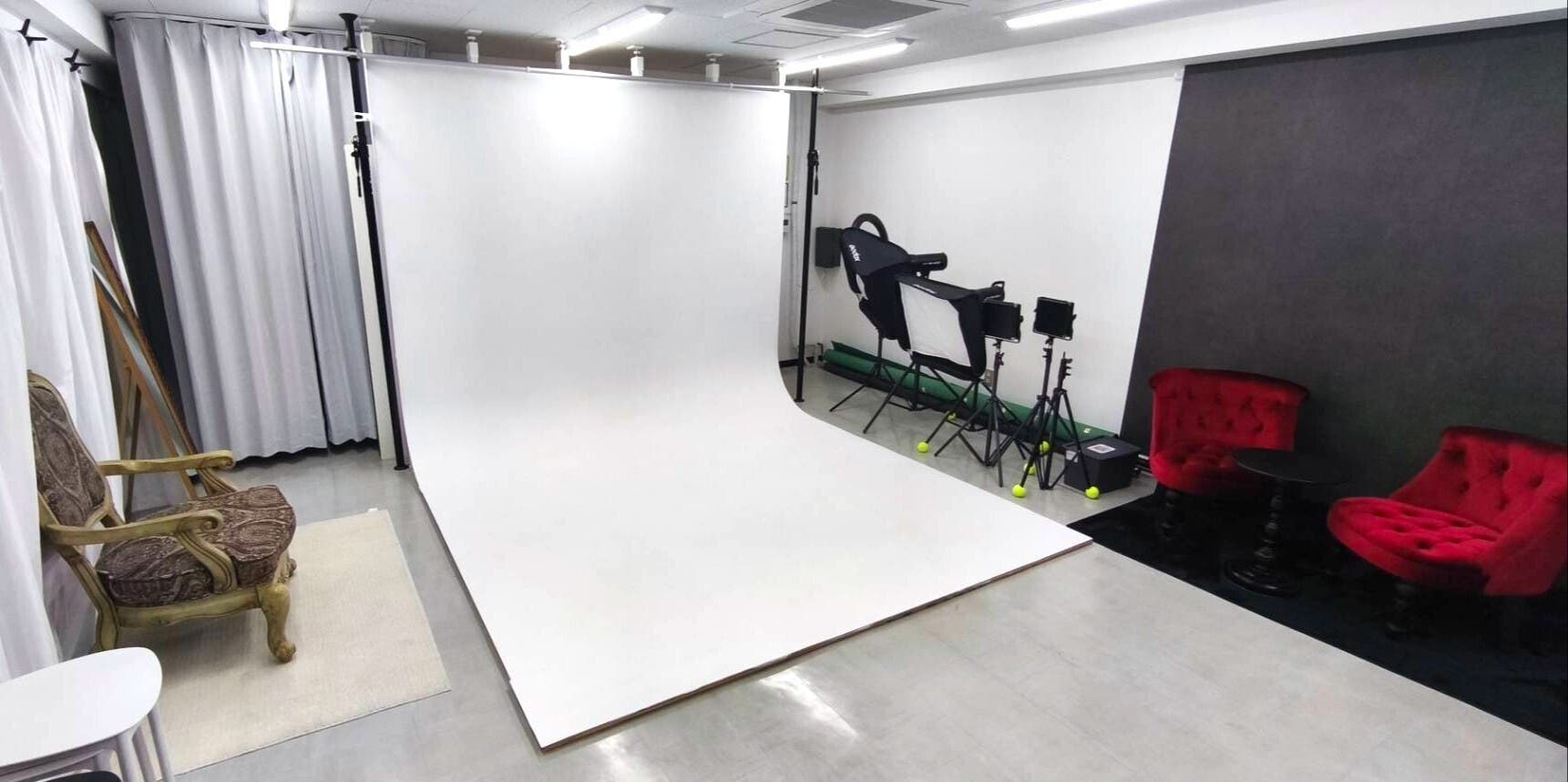 ストロボ等使用無料! カメラ一つで撮影が出来る本格フォトスタジオ!白ホリ背景紙・10パターンの無料背景布無料提供!路面店!の写真1