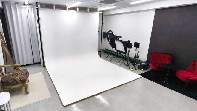 ストロボ等使用無料! カメラ一つで撮影が出来る本格フォトスタジオ!白ホリ背景紙・10パターンの無料背景布無料提供!路面店!の写真1