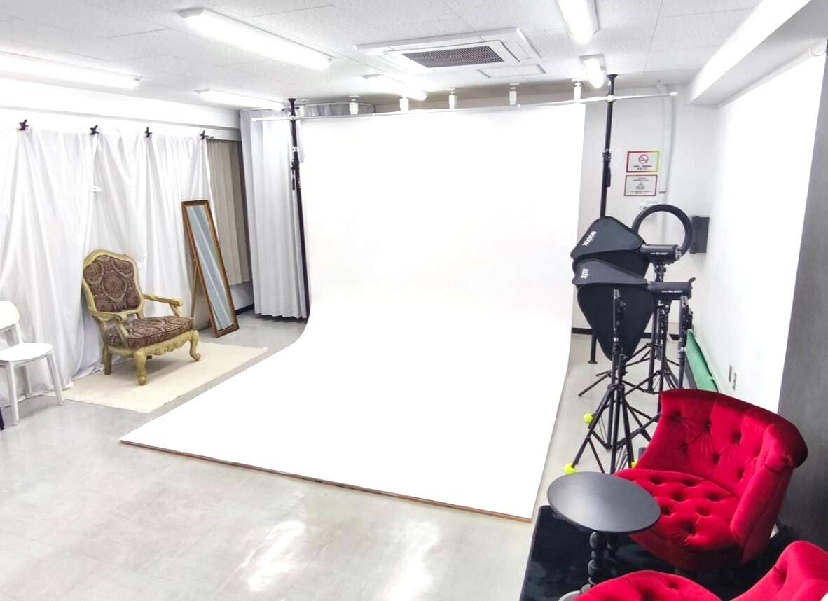 ストロボ等使用無料! カメラ一つで撮影が出来る本格フォトスタジオ!白ホリ背景紙・10パターンの無料背景布無料提供!路面店!の写真3