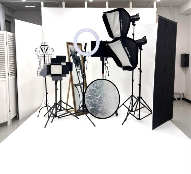 ストロボ等使用無料! カメラ一つで撮影が出来る本格フォトスタジオ!白ホリ背景紙・10パターンの無料背景布無料提供!路面店!の写真2