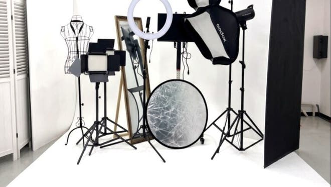 ストロボ等使用無料! カメラ一つで撮影が出来る本格フォトスタジオ!白ホリ背景紙・10パターンの無料背景布無料提供!路面店!の写真2
