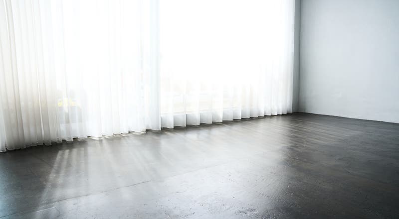 優しい自然光と白壁で撮影できるフォトスタジオ