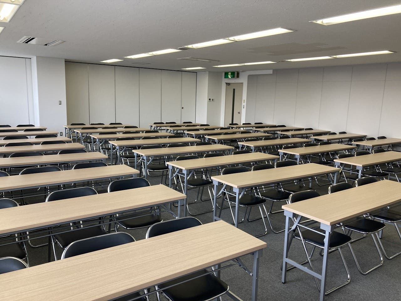 【大会議室(最大93人収容可)】オフィスビル内の貸会議室　打合せ/セミナー等　※鹿児島市天文館エリア 市電駅徒歩1分の写真1